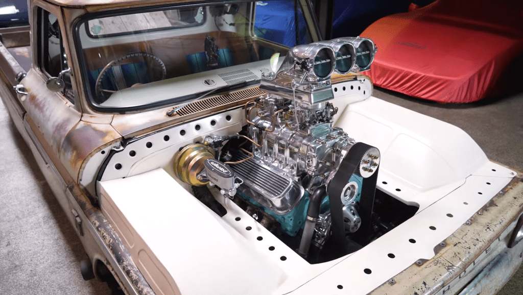 Chevy C10 Right Hand Drive com Motor Big Block Turboalimentado